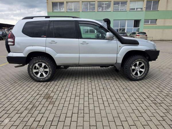 Pelēks Toyota Land Cruiser 2005 Tauragė, ar dzinēja tilpumu 2.98 L un nobraukumu 416 tūkst. km par 9000 €, foto 4 vietnē AUTOMOTO.COM.LV