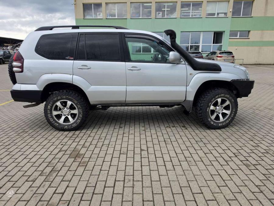 Pelēks Toyota Land Cruiser 2005 Tauragė, ar dzinēja tilpumu 2.98 L un nobraukumu 416 tūkst. km par 9000 €, foto 5 vietnē AUTOMOTO.COM.LV