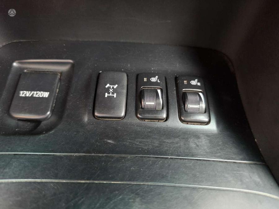 Pelēks Toyota Land Cruiser 2005 Tauragė, ar dzinēja tilpumu 2.98 L un nobraukumu 416 tūkst. km par 9000 €, foto 14 vietnē AUTOMOTO.COM.LV