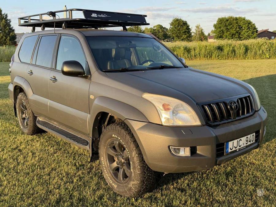 Pelēks Toyota Land Cruiser 2005 Viļņa, ar dzinēja tilpumu 2.98 L un nobraukumu 423 tūkst. km par 10750 €, foto 3 vietnē AUTOMOTO.COM.LV