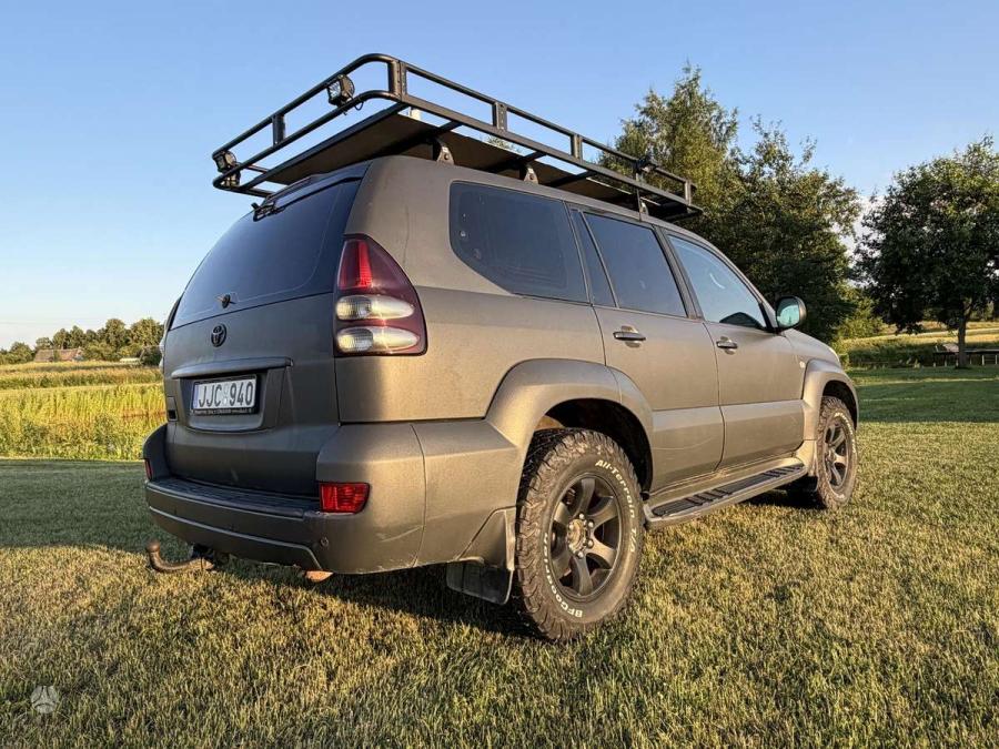 Pelēks Toyota Land Cruiser 2005 Viļņa, ar dzinēja tilpumu 2.98 L un nobraukumu 423 tūkst. km par 10750 €, foto 6 vietnē AUTOMOTO.COM.LV