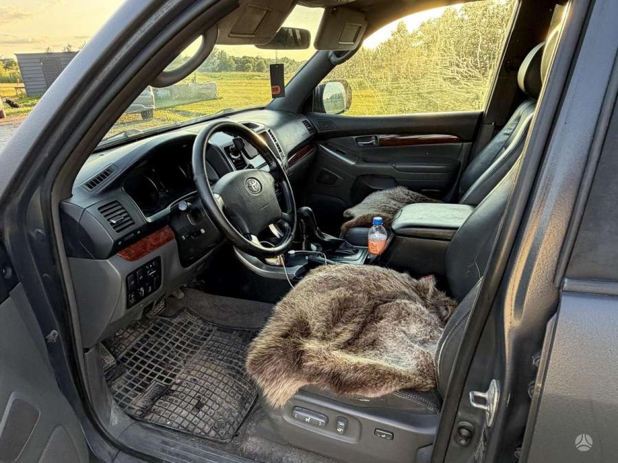 Pelēks Toyota Land Cruiser 2005 Viļņa, ar dzinēja tilpumu 2.98 L un nobraukumu 423 tūkst. km par 10750 €, foto 9 vietnē AUTOMOTO.COM.LV