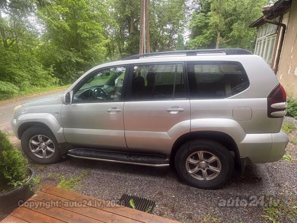 Pelēks Toyota Land Cruiser 2005 Rapla, ar dzinēja tilpumu 3.00 L un nobraukumu 398 tūkst. km par 5800 €, foto 5 vietnē AUTOMOTO.COM.LV
