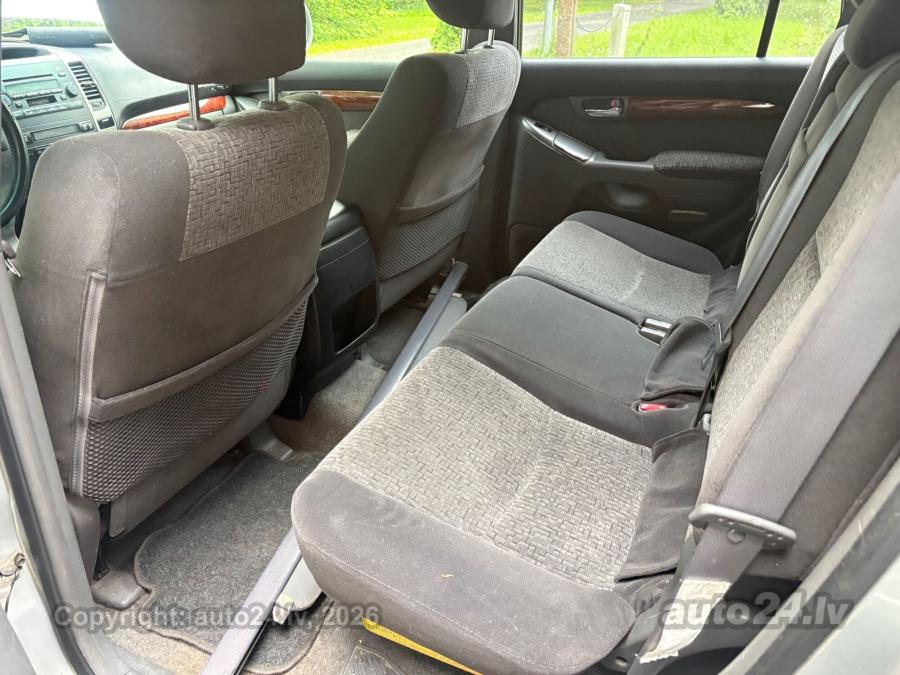 Grey Toyota Land Cruiser 2005 in Rapla, with an engine capacity of 3.00 L and mileage of 398 thousand km for 5800 €, photo 8 on AUTOMOTO.COM.LV