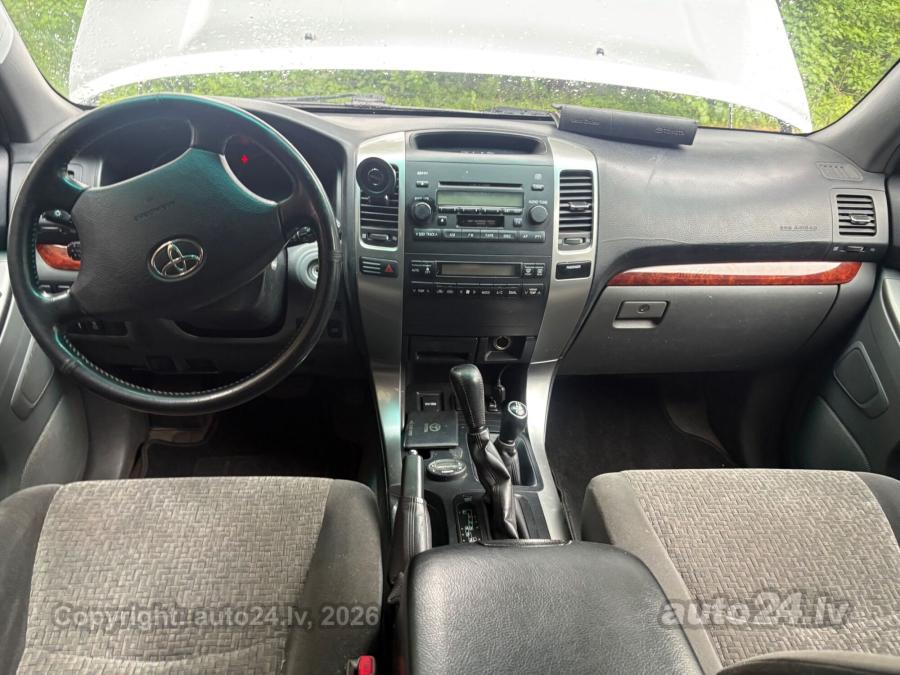 Grey Toyota Land Cruiser 2005 in Rapla, with an engine capacity of 3.00 L and mileage of 398 thousand km for 5800 €, photo 9 on AUTOMOTO.COM.LV