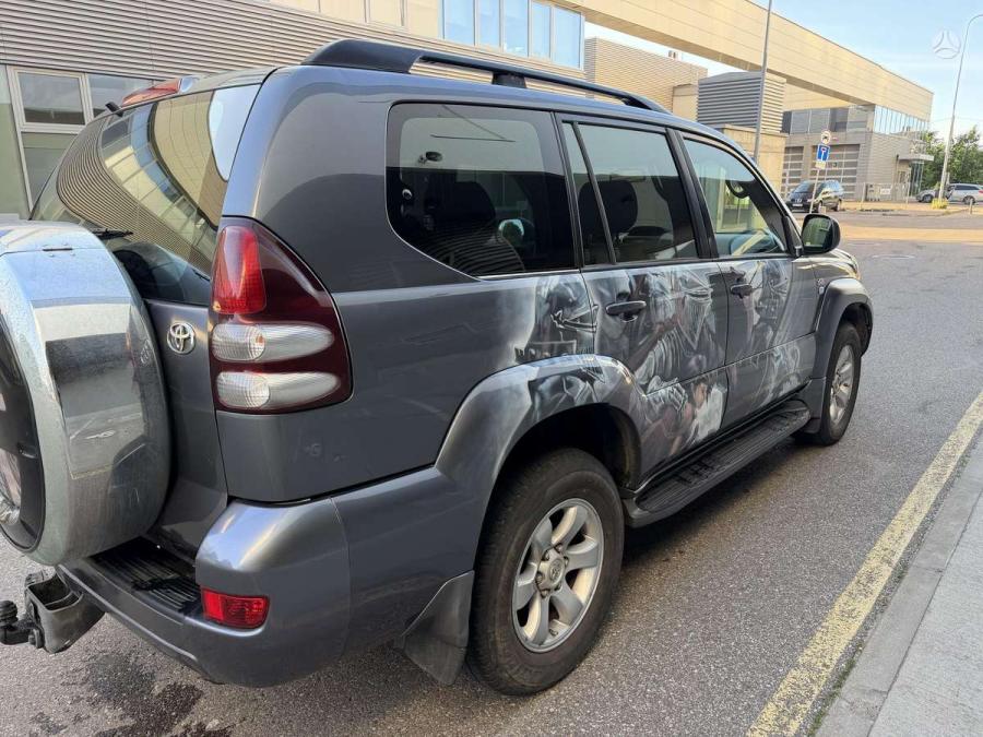 Pelēks Toyota Land Cruiser 2005 Viļņa, ar dzinēja tilpumu 2.98 L un nobraukumu 235 tūkst. km par 6800 €, foto 13 vietnē AUTOMOTO.COM.LV