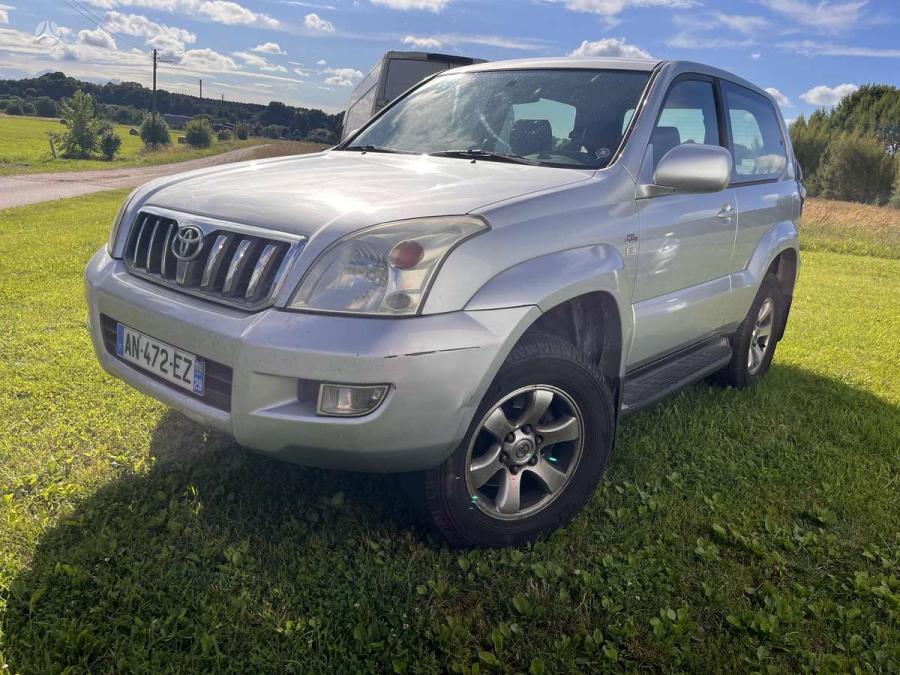 Grey Toyota Land Cruiser 2005 in Taurage, with an engine capacity of 2.98 L and mileage of 493 thousand km for 6300 €, photo 1 on AUTOMOTO.COM.LV