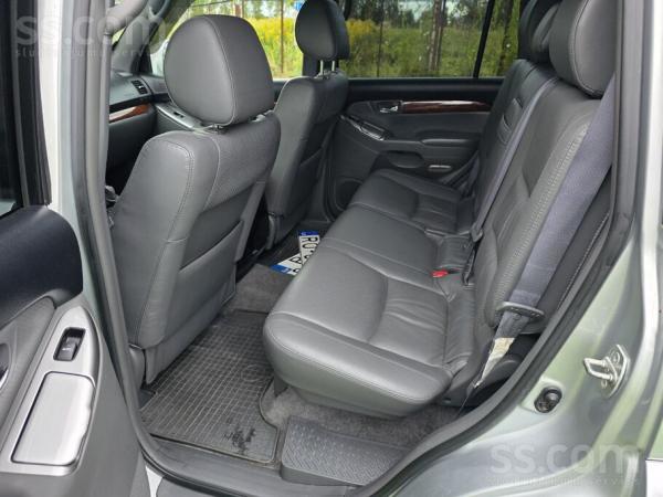 Grey Toyota Land Cruiser 2005 in Jelgava, with an engine capacity of 3.00 L and mileage of 348 thousand km for 8900 €, photo 5 on AUTOMOTO.COM.LV