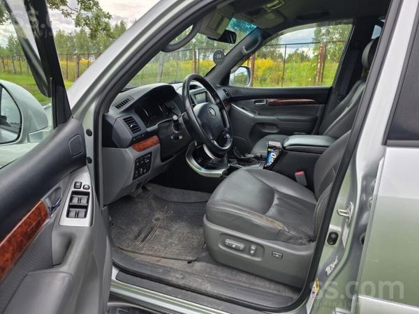 Grey Toyota Land Cruiser 2005 in Jelgava, with an engine capacity of 3.00 L and mileage of 348 thousand km for 8900 €, photo 6 on AUTOMOTO.COM.LV
