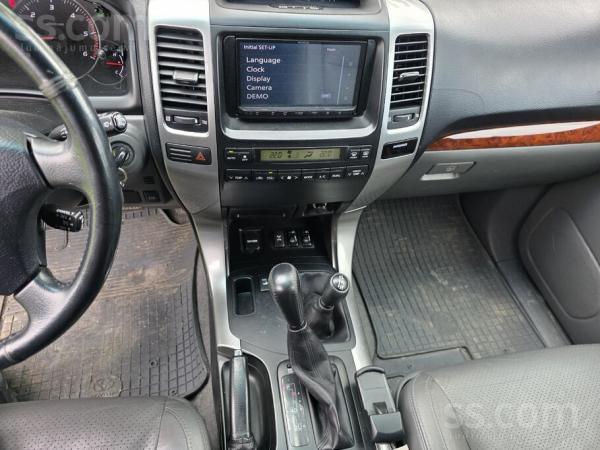 Grey Toyota Land Cruiser 2005 in Jelgava, with an engine capacity of 3.00 L and mileage of 348 thousand km for 8900 €, photo 8 on AUTOMOTO.COM.LV