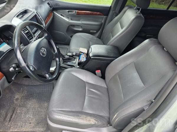Grey Toyota Land Cruiser 2005 in Jelgava, with an engine capacity of 3.00 L and mileage of 348 thousand km for 8900 €, photo 9 on AUTOMOTO.COM.LV