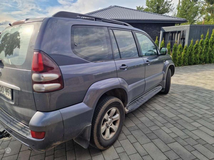 Pelēks Toyota Land Cruiser 2005 Kauņa, ar dzinēja tilpumu 2.98 L un nobraukumu 445 tūkst. km par 9000 €, foto 5 vietnē AUTOMOTO.COM.LV