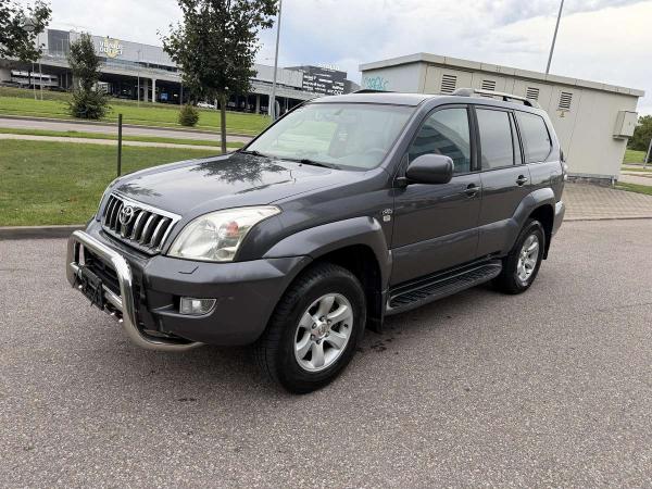 Pelēks Toyota Land Cruiser 2005 Viļņa, ar dzinēja tilpumu 2.98 L un nobraukumu 271 tūkst. km par 7700 €, foto 1 vietnē AUTOMOTO.COM.LV