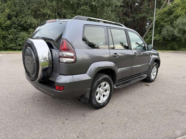 Pelēks Toyota Land Cruiser 2005 Viļņa, ar dzinēja tilpumu 2.98 L un nobraukumu 271 tūkst. km par 7700 €, foto 4 vietnē AUTOMOTO.COM.LV