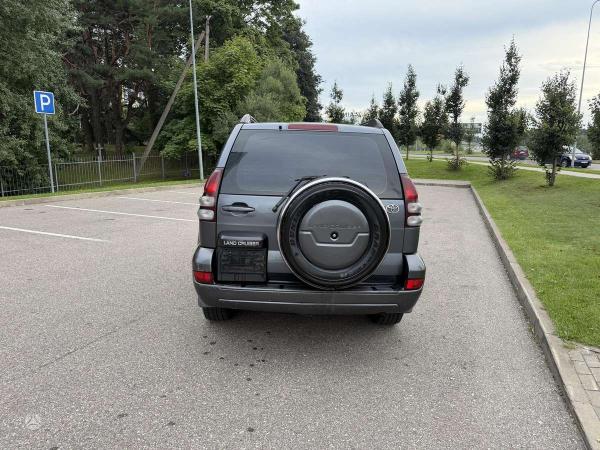 Pelēks Toyota Land Cruiser 2005 Viļņa, ar dzinēja tilpumu 2.98 L un nobraukumu 271 tūkst. km par 7700 €, foto 5 vietnē AUTOMOTO.COM.LV
