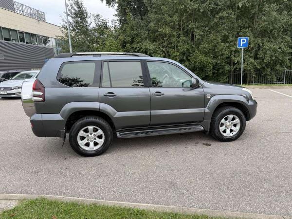 Pelēks Toyota Land Cruiser 2005 Viļņa, ar dzinēja tilpumu 2.98 L un nobraukumu 271 tūkst. km par 7700 €, foto 7 vietnē AUTOMOTO.COM.LV
