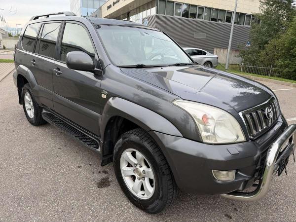 Pelēks Toyota Land Cruiser 2005 Viļņa, ar dzinēja tilpumu 2.98 L un nobraukumu 271 tūkst. km par 7700 €, foto 9 vietnē AUTOMOTO.COM.LV