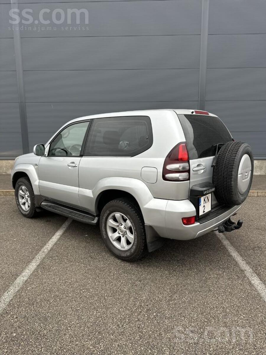 Grey Toyota Land Cruiser 2005 in Riga, with an engine capacity of 3.00 L and mileage of 221 thousand km for 6900 €, photo 1 on AUTOMOTO.COM.LV