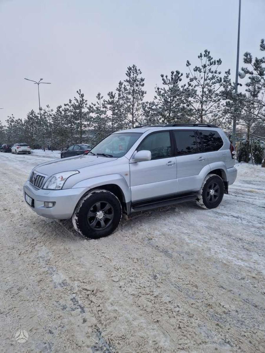Grey Toyota Land Cruiser 2006 in Kaunas, with an engine capacity of 2.98 L and mileage of 323 thousand km for 12300 €, photo 1 on AUTOMOTO.COM.LV