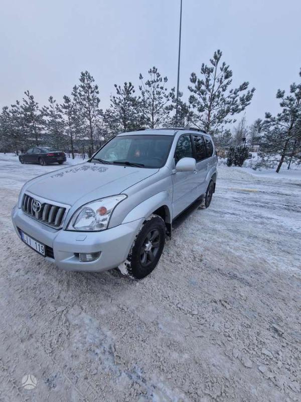 Pelēks Toyota Land Cruiser 2006 Kauņa, ar dzinēja tilpumu 2.98 L un nobraukumu 323 tūkst. km par 12300 €, foto 2 vietnē AUTOMOTO.COM.LV
