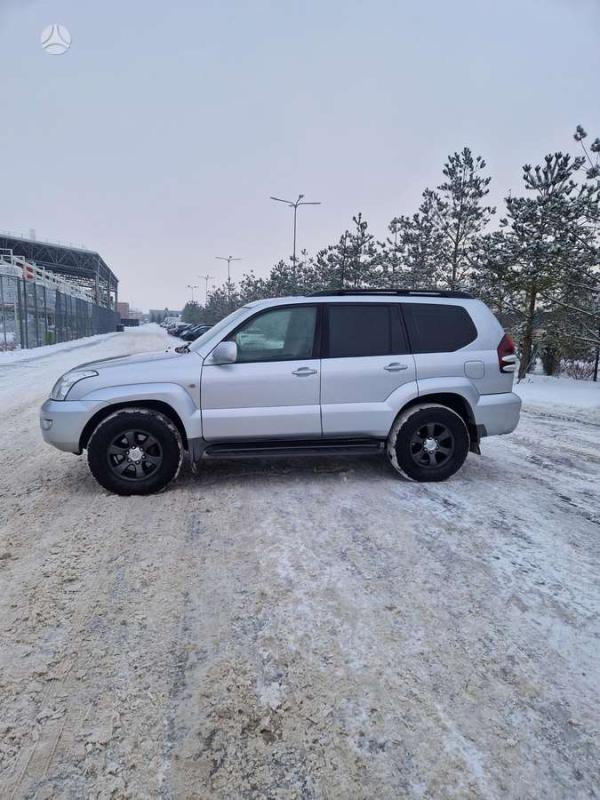 Pelēks Toyota Land Cruiser 2006 Kauņa, ar dzinēja tilpumu 2.98 L un nobraukumu 323 tūkst. km par 12300 €, foto 3 vietnē AUTOMOTO.COM.LV
