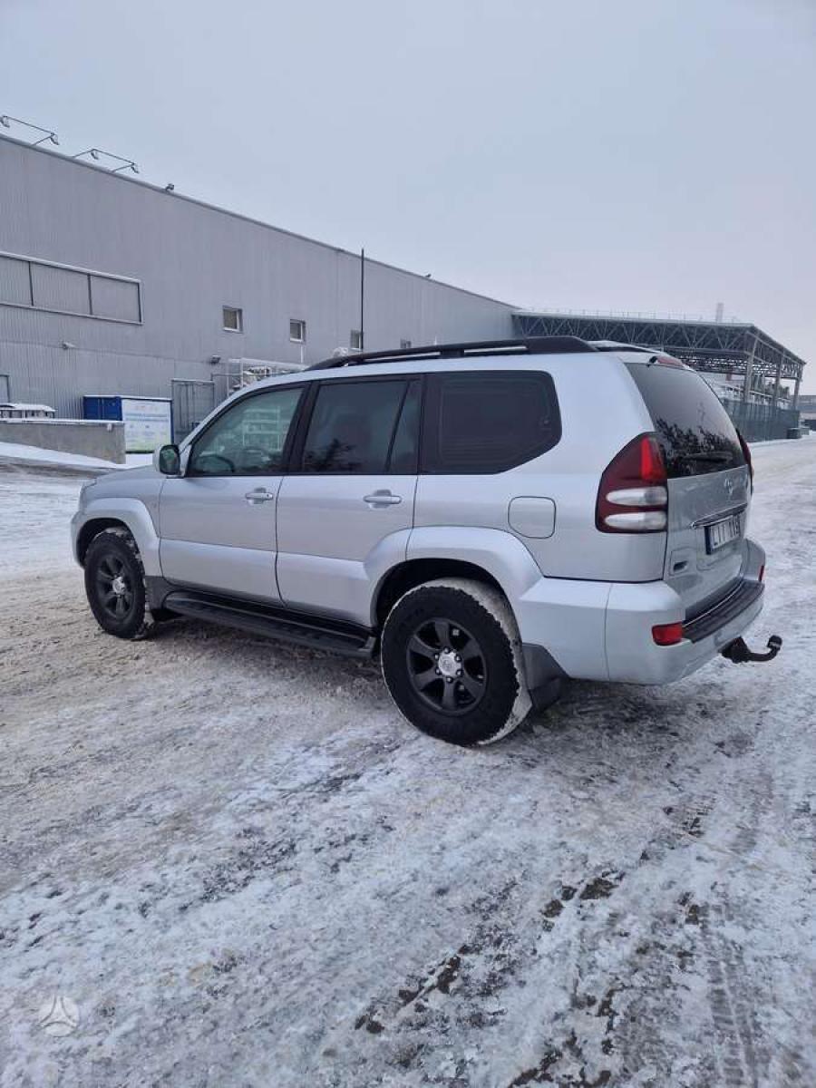 Grey Toyota Land Cruiser 2006 in Kaunas, with an engine capacity of 2.98 L and mileage of 323 thousand km for 12300 €, photo 4 on AUTOMOTO.COM.LV