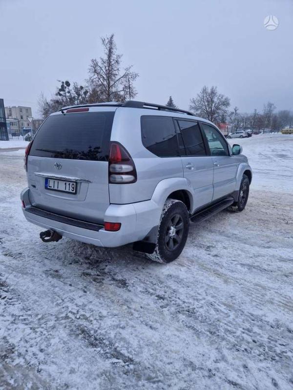 Pelēks Toyota Land Cruiser 2006 Kauņa, ar dzinēja tilpumu 2.98 L un nobraukumu 323 tūkst. km par 12300 €, foto 5 vietnē AUTOMOTO.COM.LV