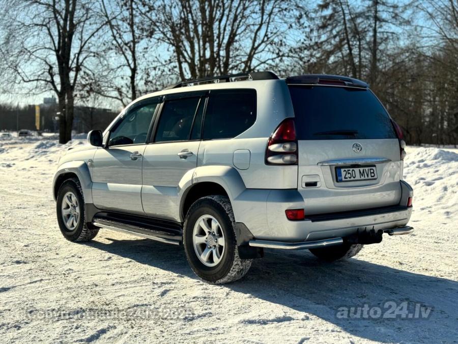 Grey Toyota Land Cruiser 2006 in Tallinn, with an engine capacity of 3.00 L and mileage of 309 thousand km for 7990 €, photo 3 on AUTOMOTO.COM.LV