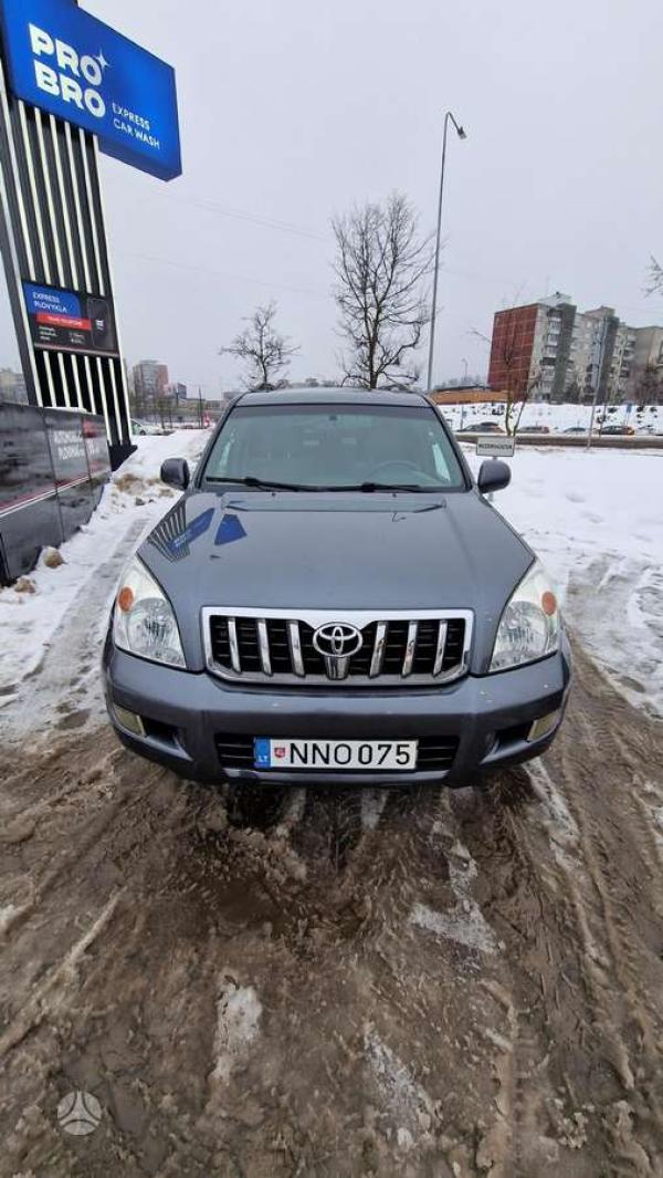 Pelēks Toyota Land Cruiser 2006 Viļņa, ar dzinēja tilpumu 2.98 L un nobraukumu 310 tūkst. km par 11300 €, foto 3 vietnē AUTOMOTO.COM.LV