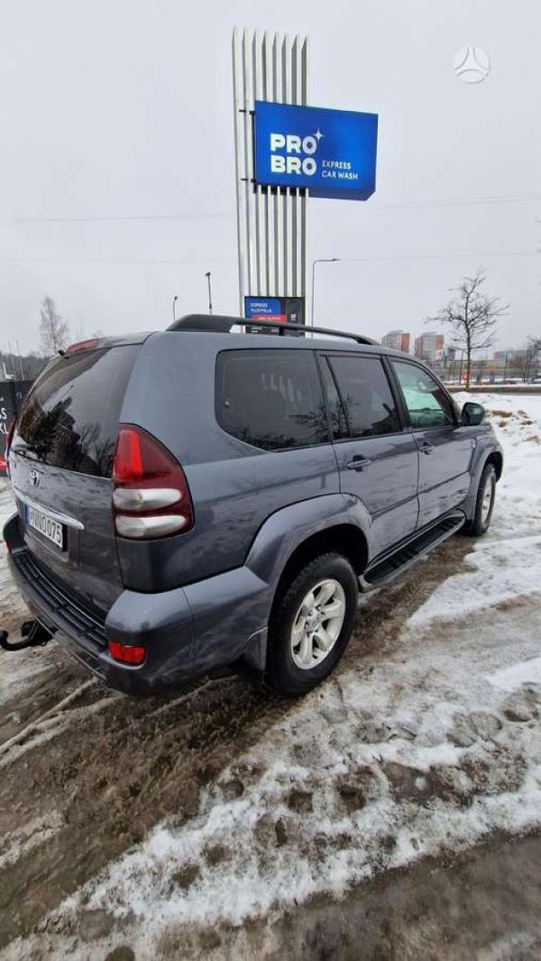 Pelēks Toyota Land Cruiser 2006 Viļņa, ar dzinēja tilpumu 2.98 L un nobraukumu 310 tūkst. km par 11300 €, foto 4 vietnē AUTOMOTO.COM.LV