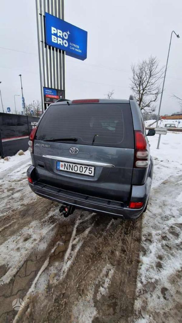 Pelēks Toyota Land Cruiser 2006 Viļņa, ar dzinēja tilpumu 2.98 L un nobraukumu 310 tūkst. km par 11300 €, foto 5 vietnē AUTOMOTO.COM.LV