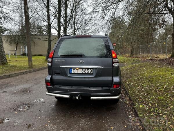 Pelēks Toyota Land Cruiser 2006 Valmiera, ar dzinēja tilpumu 3.00 L un nobraukumu 357 tūkst. km par 5400 €, foto 2 vietnē AUTOMOTO.COM.LV