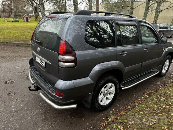 Pelēks Toyota Land Cruiser 2006 Valmiera, ar dzinēja tilpumu 3.00 L un nobraukumu 357 tūkst. km par 5400 €, foto 3 vietnē AUTOMOTO.COM.LV