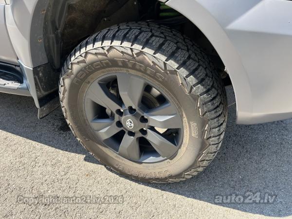 Pelēks Toyota Land Cruiser 2006 Tallina, ar dzinēja tilpumu 3.00 L un nobraukumu 255 tūkst. km par 18000 €, foto 3 vietnē AUTOMOTO.COM.LV