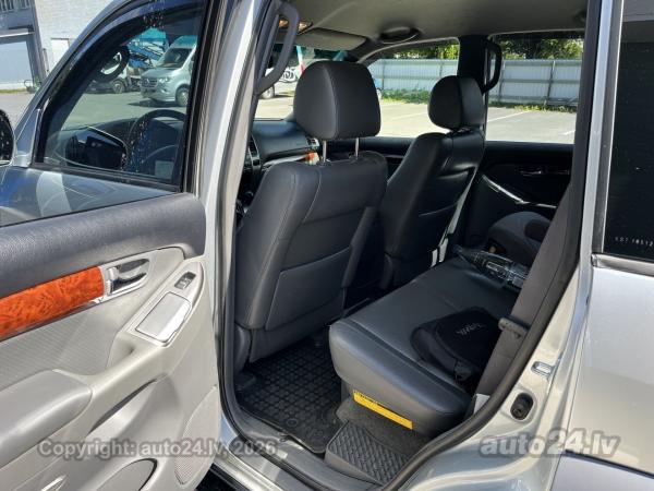 Pelēks Toyota Land Cruiser 2006 Tallina, ar dzinēja tilpumu 3.00 L un nobraukumu 255 tūkst. km par 18000 €, foto 9 vietnē AUTOMOTO.COM.LV