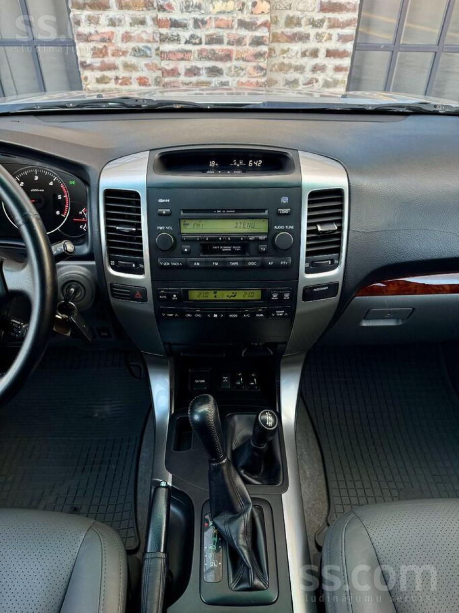 Pelēks Toyota Land Cruiser 2006 Rīga, ar dzinēja tilpumu 3.00 L un nobraukumu 182 tūkst. km par 12900 €, foto 10 vietnē AUTOMOTO.COM.LV