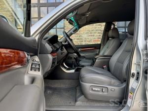 Pelēks Toyota Land Cruiser 2006 Rīga, ar dzinēja tilpumu 3.00 L un nobraukumu 182 tūkst. km par 12900 €, foto 12 vietnē AUTOMOTO.COM.LV