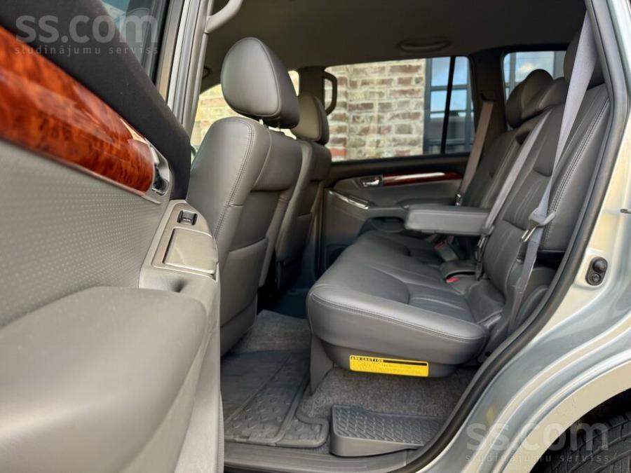 Pelēks Toyota Land Cruiser 2006 Rīga, ar dzinēja tilpumu 3.00 L un nobraukumu 182 tūkst. km par 12900 €, foto 13 vietnē AUTOMOTO.COM.LV