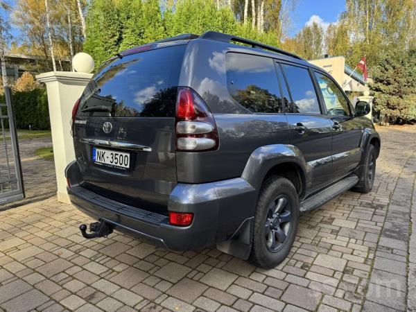 Pelēks Toyota Land Cruiser 2007 Rīga, ar dzinēja tilpumu 3.00 L un nobraukumu 365 tūkst. km par 12200 €, foto 3 vietnē AUTOMOTO.COM.LV