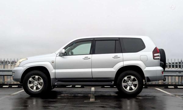 Pelēks Toyota Land Cruiser 2007 Viļņa, ar dzinēja tilpumu 2.98 L un nobraukumu 283 tūkst. km par 11298 €, foto 5 vietnē AUTOMOTO.COM.LV