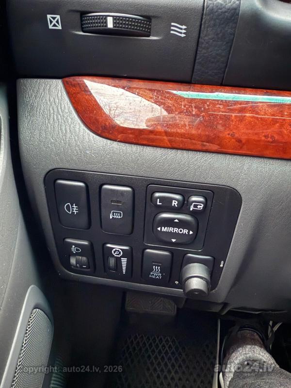 Pelēks Toyota Land Cruiser 2007 Tallina, ar dzinēja tilpumu 3.00 L un nobraukumu 427 tūkst. km par 5999 €, foto 11 vietnē AUTOMOTO.COM.LV