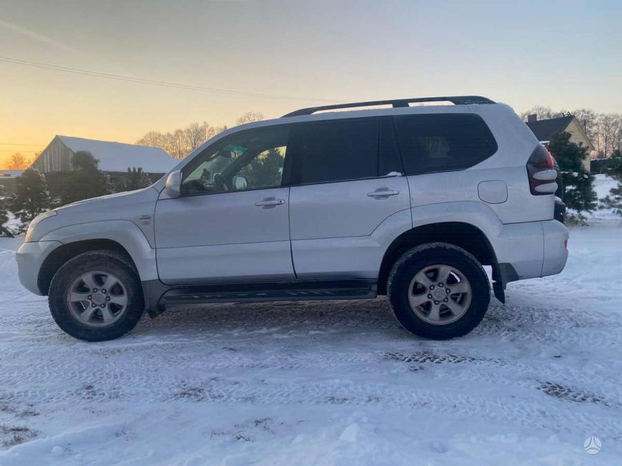 Pelēks Toyota Land Cruiser 2007 Kauņa, ar dzinēja tilpumu 2.98 L un nobraukumu 391 tūkst. km par 8300 €, foto 4 vietnē AUTOMOTO.COM.LV