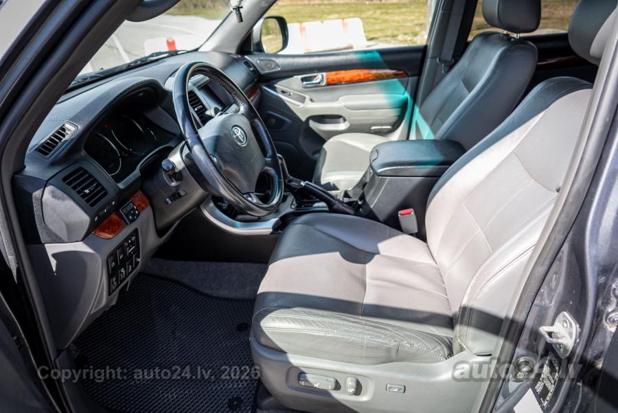 Grey Toyota Land Cruiser 2007 in Maardu, with an engine capacity of 3.00 L and mileage of 372 thousand km for 13000 €, photo 11 on AUTOMOTO.COM.LV