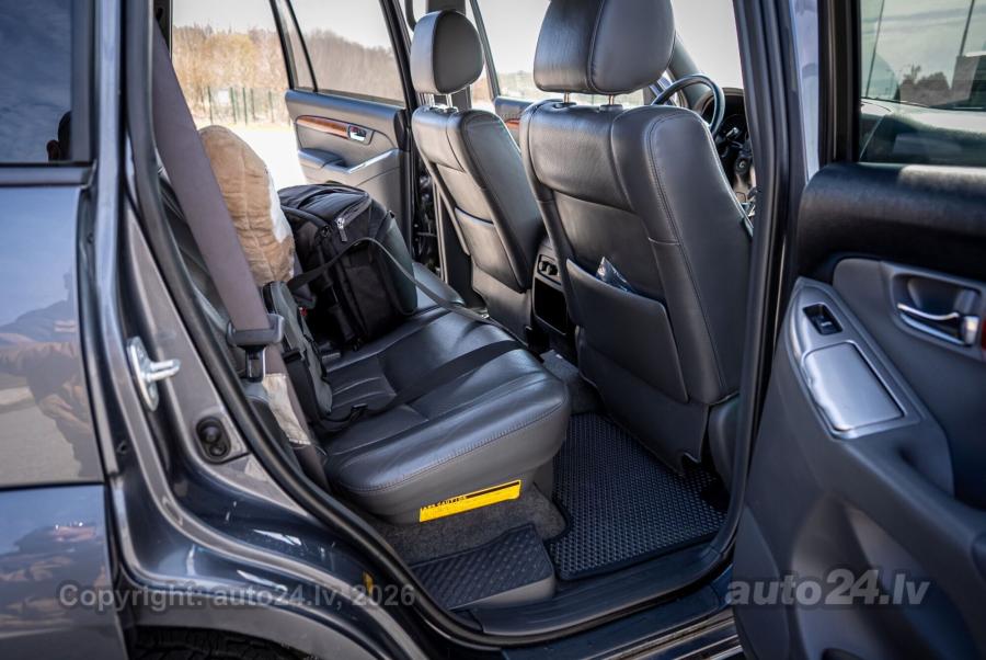 Grey Toyota Land Cruiser 2007 in Maardu, with an engine capacity of 3.00 L and mileage of 372 thousand km for 13000 €, photo 23 on AUTOMOTO.COM.LV