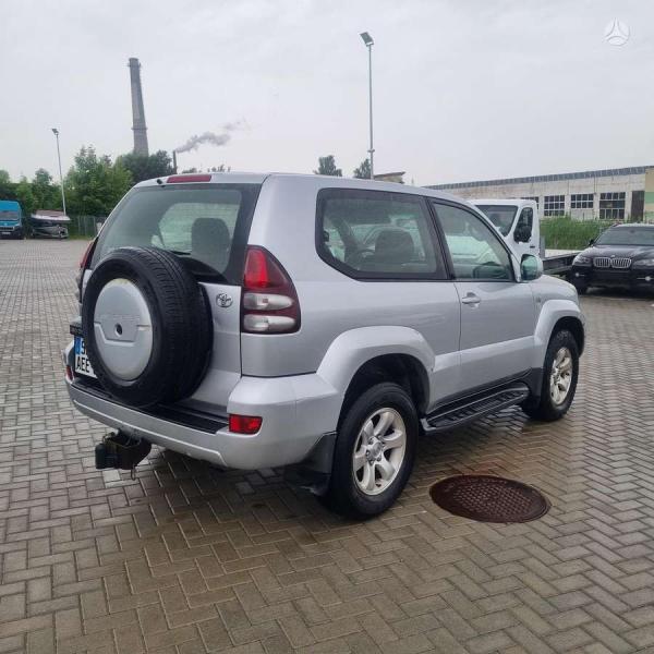 Grey Toyota Land Cruiser 2007 in Taurage, with an engine capacity of 3.00 L and mileage of 391 thousand km for 9950 €, photo 3 on AUTOMOTO.COM.LV