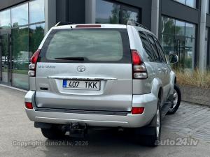 Pelēks Toyota Land Cruiser 2007 Tallina, ar dzinēja tilpumu 3.00 L un nobraukumu 286 tūkst. km par 9799 €, foto 8 vietnē AUTOMOTO.COM.LV