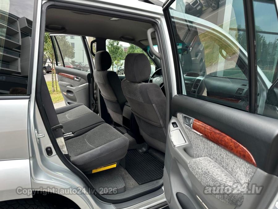 Pelēks Toyota Land Cruiser 2007 Tallina, ar dzinēja tilpumu 3.00 L un nobraukumu 286 tūkst. km par 9799 €, foto 18 vietnē AUTOMOTO.COM.LV