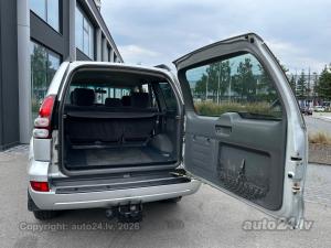 Pelēks Toyota Land Cruiser 2007 Tallina, ar dzinēja tilpumu 3.00 L un nobraukumu 286 tūkst. km par 9799 €, foto 21 vietnē AUTOMOTO.COM.LV