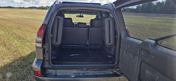 Pelēks Toyota Land Cruiser 2007 Kauņa, ar dzinēja tilpumu 2.98 L un nobraukumu 336 tūkst. km par 12800 €, foto 7 vietnē AUTOMOTO.COM.LV