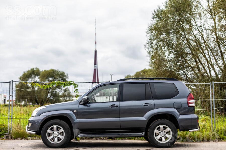Pelēks Toyota Land Cruiser 2007 Rīga, ar dzinēja tilpumu 3.00 L un nobraukumu 423 tūkst. km par 7990 €, foto 5 vietnē AUTOMOTO.COM.LV